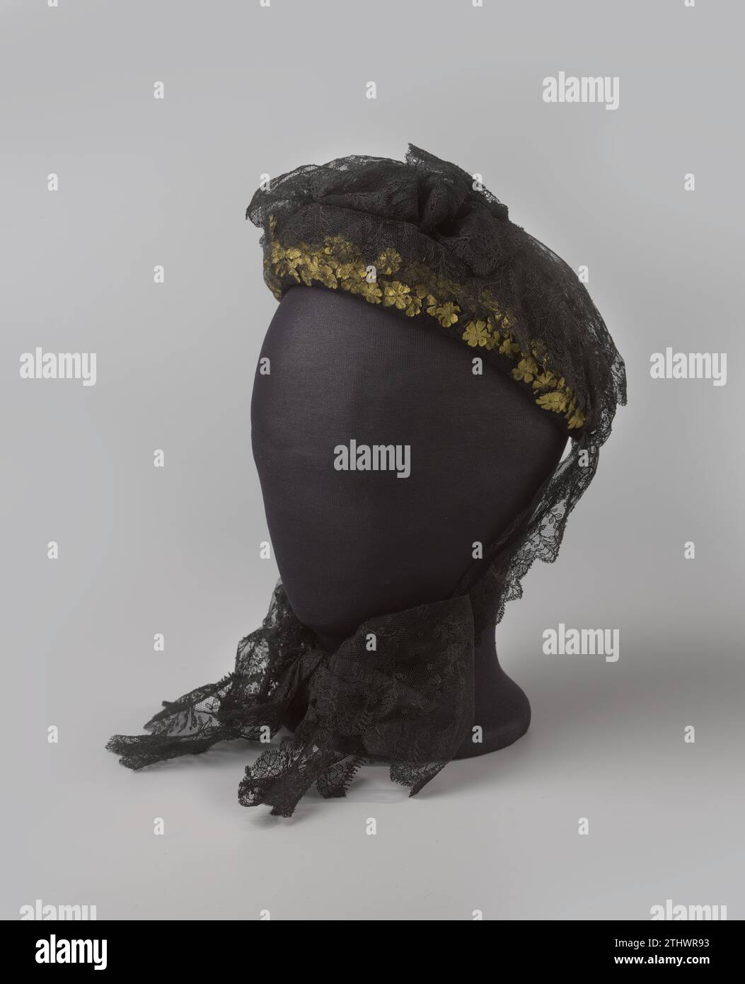 Capote of imitation Chantilly Kant, decorated with yellow fabric ...