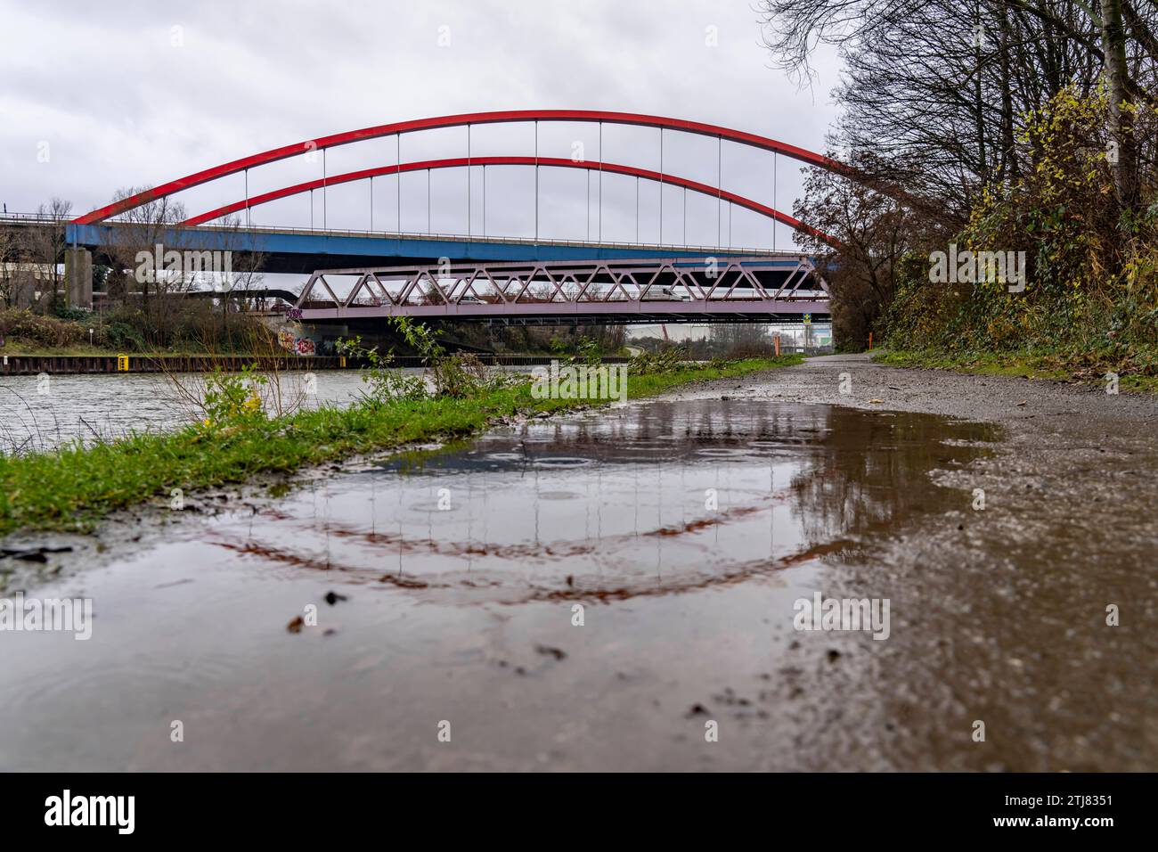 Marode Autobahnbrücke A42, rote Bögen über den Rhein-Herne-Kanal, mit ...
