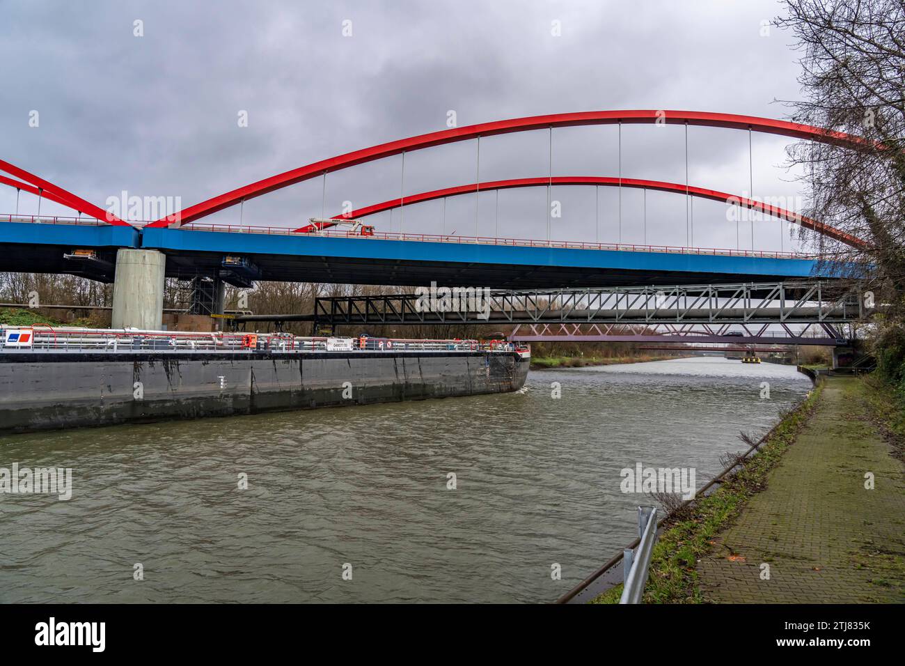 Frachter, Marode Autobahnbrücke A42, rote Bögen über den Rhein-Herne ...