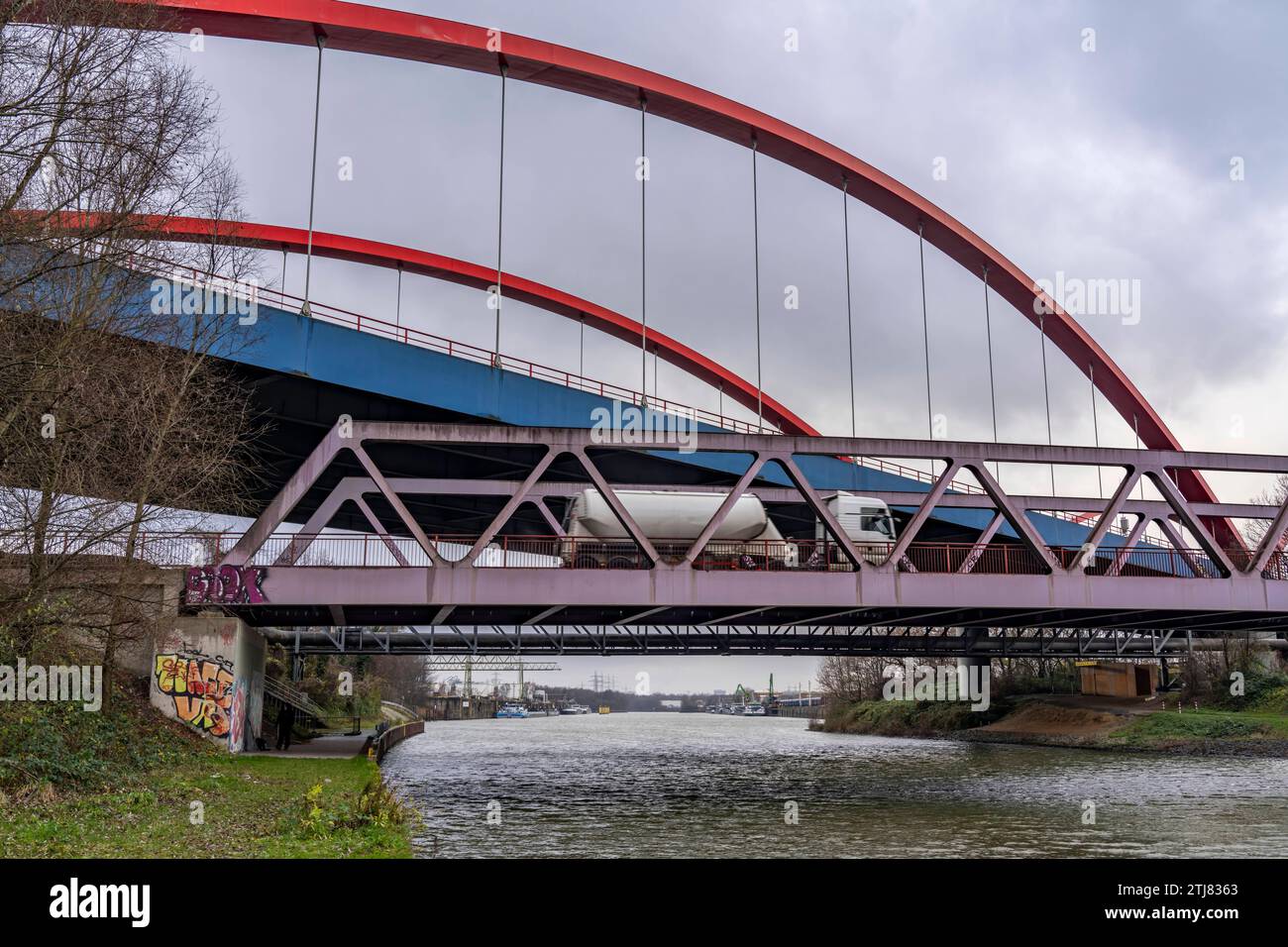 Marode Autobahnbrücke A42, rote Bögen über den Rhein-Herne-Kanal, mit ...
