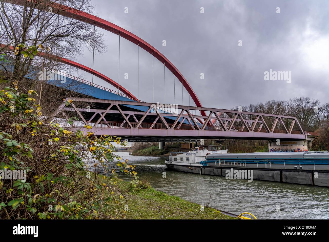 Frachter, Marode Autobahnbrücke A42, rote Bögen über den Rhein-Herne ...