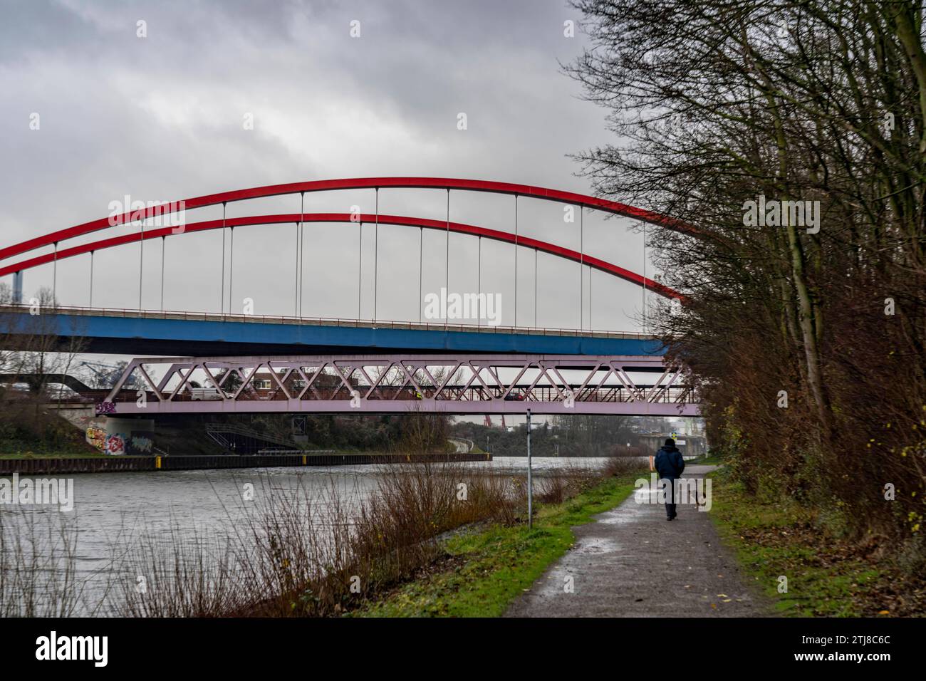 Marode Autobahnbrücke A42, rote Bögen über den Rhein-Herne-Kanal, mit ...