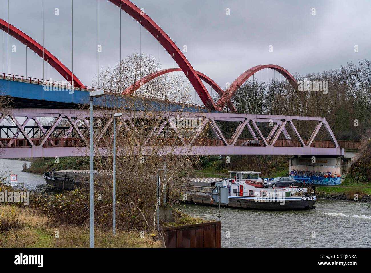 Frachter, Marode Autobahnbrücke A42, rote Bögen über den Rhein-Herne ...
