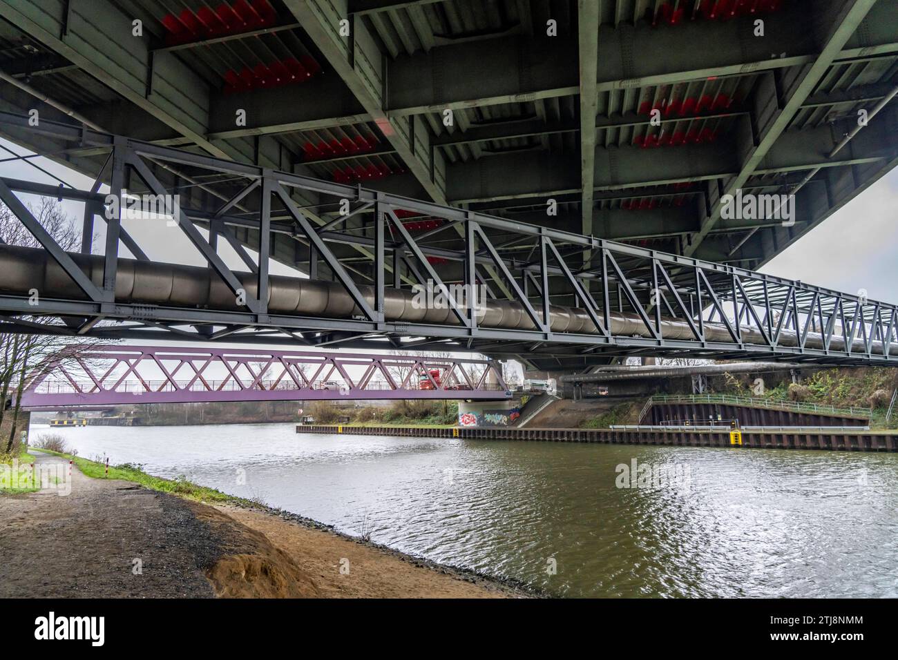 Marode Autobahnbrücke A42, rote Bögen über den Rhein-Herne-Kanal, mit ...