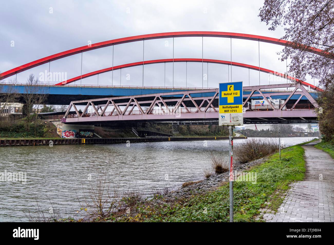 Marode Autobahnbrücke A42, rote Bögen über den Rhein-Herne-Kanal, mit ...