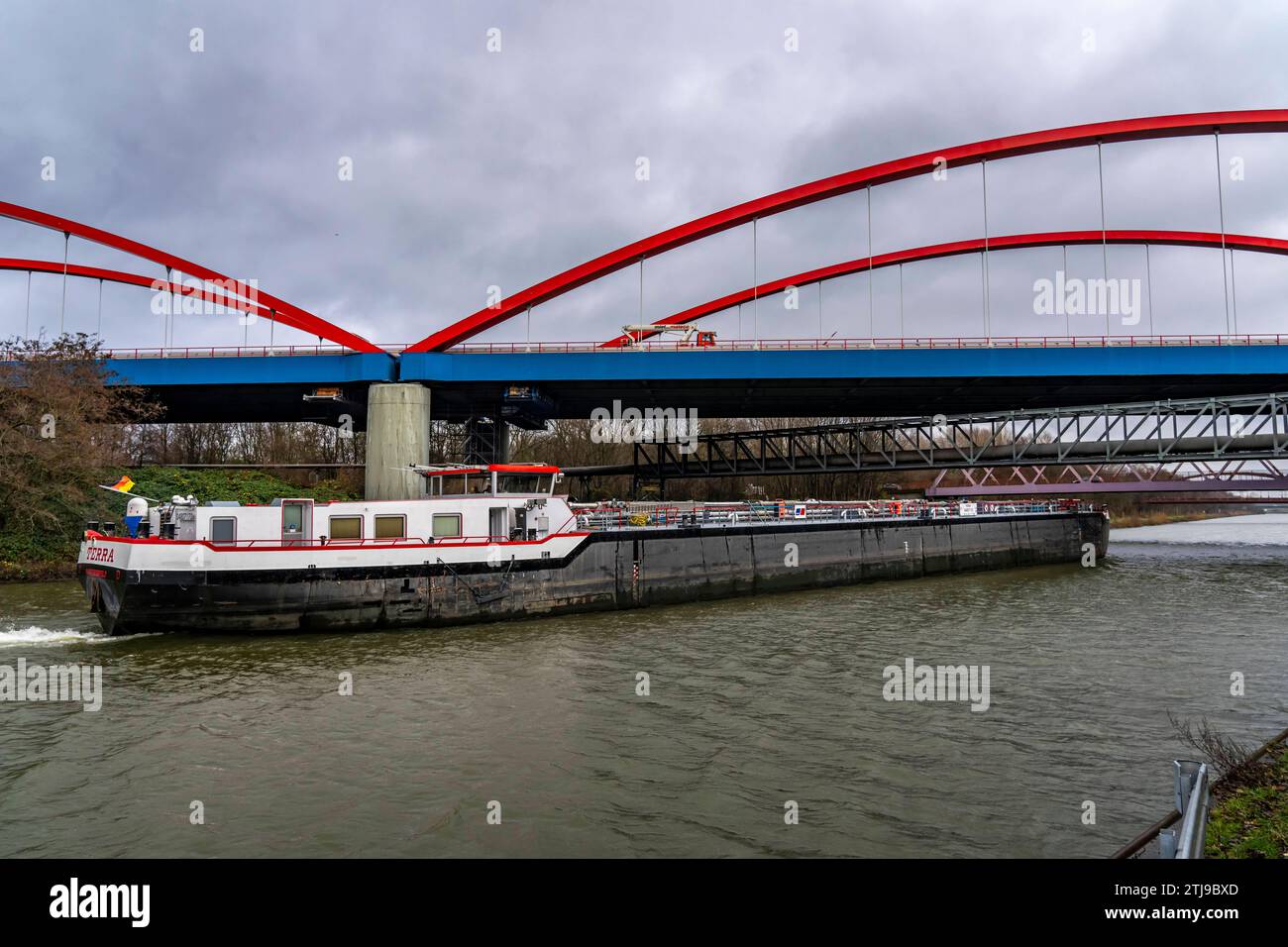 Frachter, Marode Autobahnbrücke A42, rote Bögen über den Rhein-Herne ...