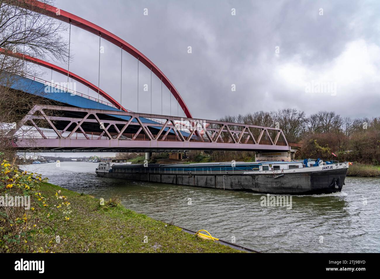 Frachter, Marode Autobahnbrücke A42, rote Bögen über den Rhein-Herne ...