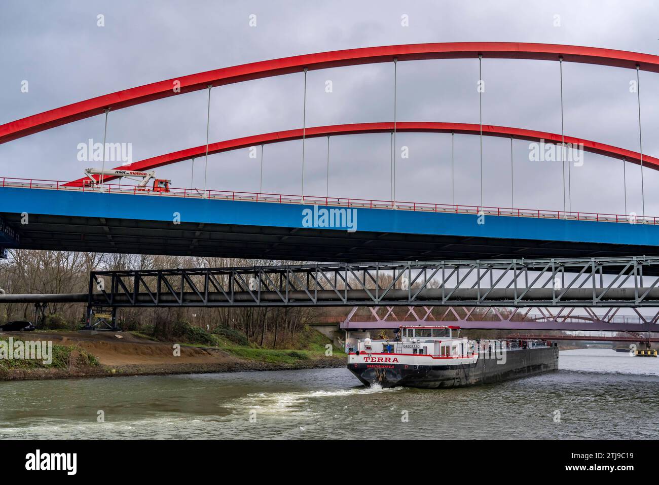 Frachter, Marode Autobahnbrücke A42, rote Bögen über den Rhein-Herne ...