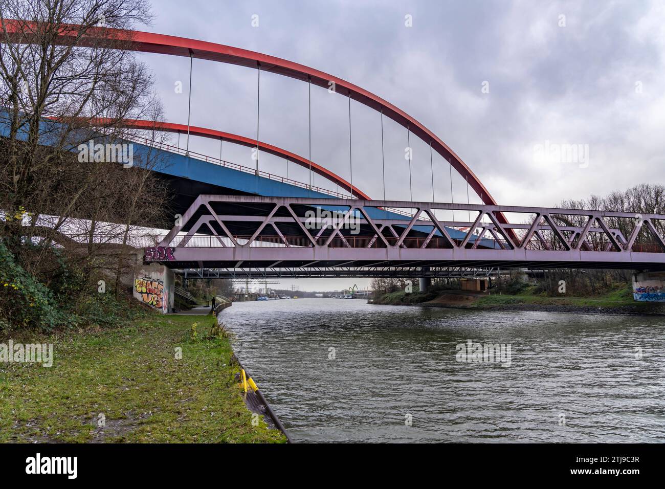 Marode Autobahnbrücke A42, rote Bögen über den Rhein-Herne-Kanal, mit ...