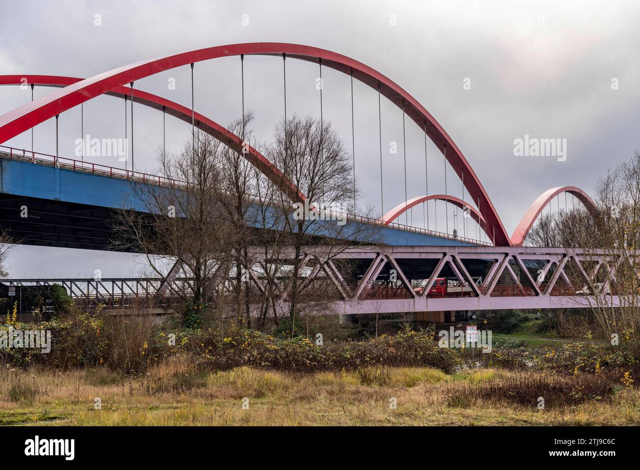 Marode Autobahnbrücke A42, rote Bögen über den Rhein-Herne-Kanal, mit ...