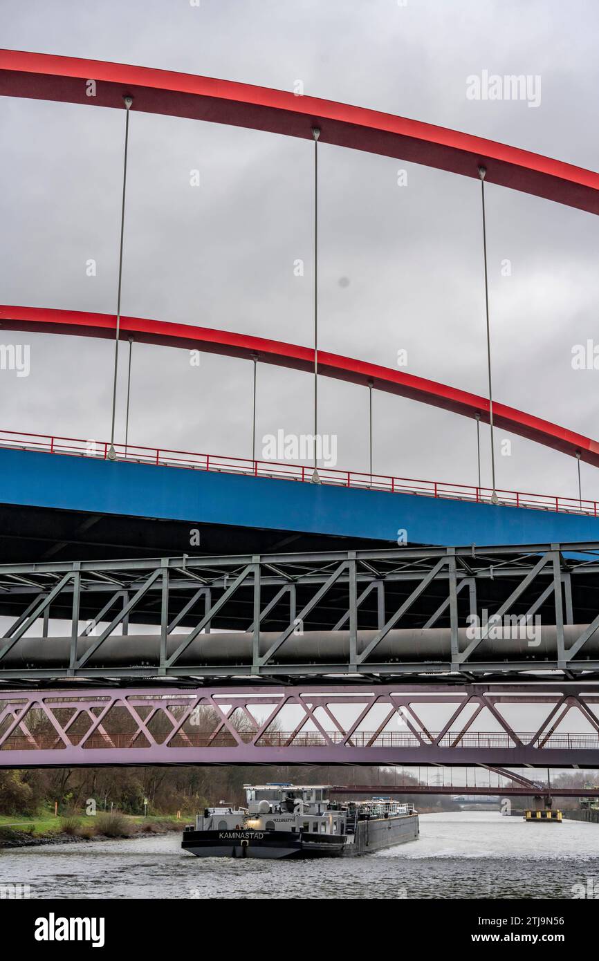 Frachter, Marode Autobahnbrücke A42, rote Bögen über den Rhein-Herne ...