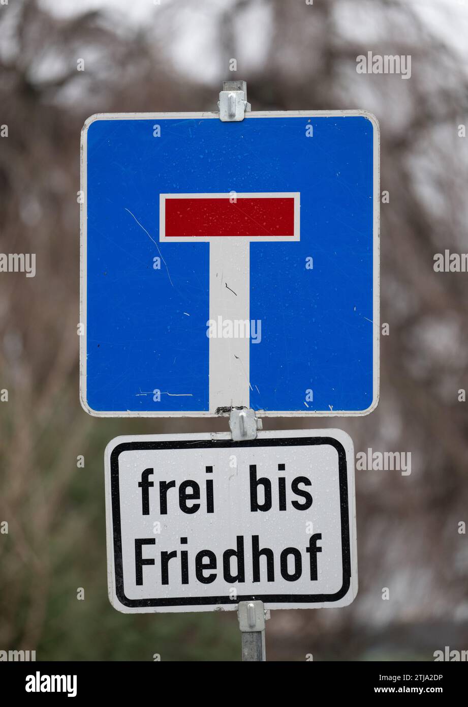 Church at the end of a road hi-res stock photography and images - Alamy