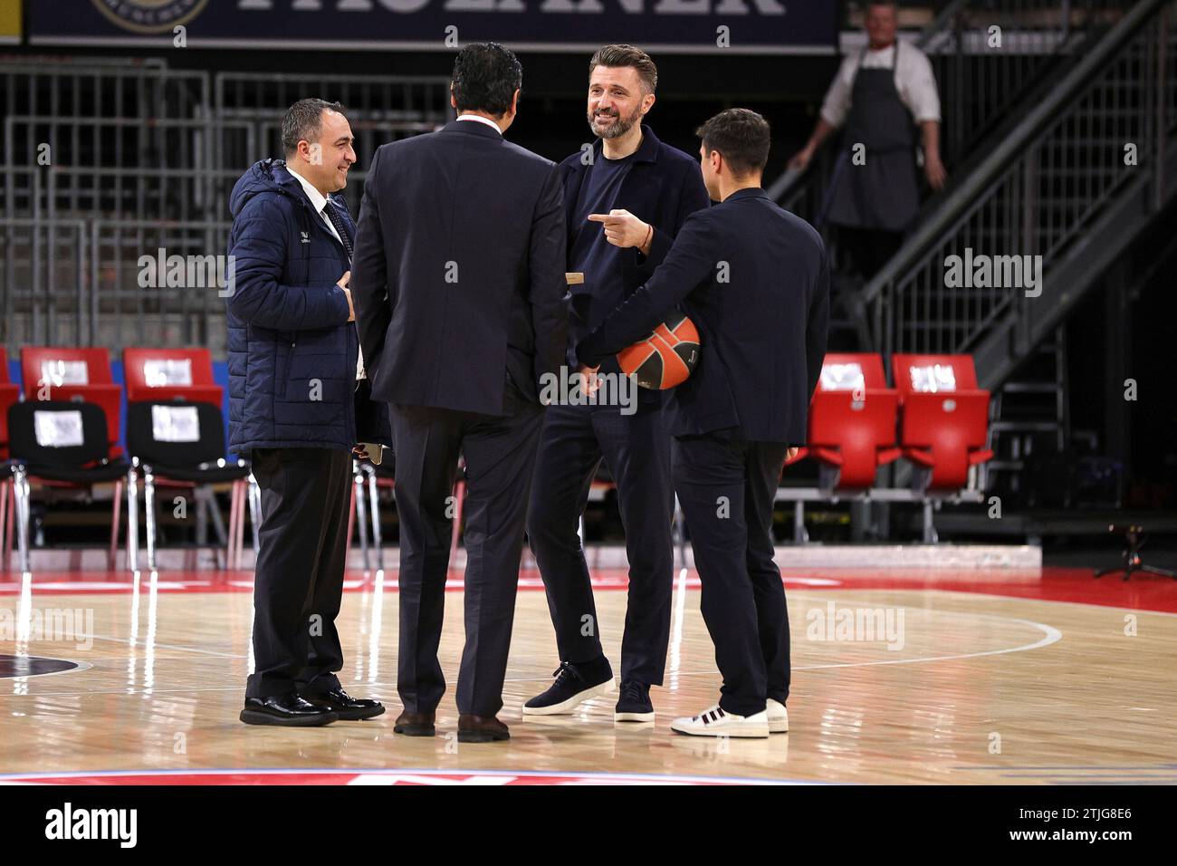 Geschaeftsfuehrer Marko Pesic im Gespraech. GER, FC Bayern Basketball ...