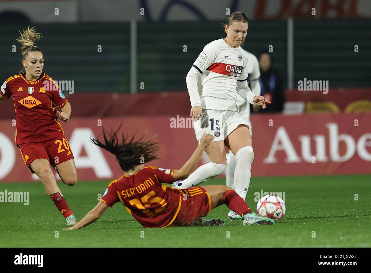 Clare Hunt of Paris Saint-Germain challenges for the ball with ...