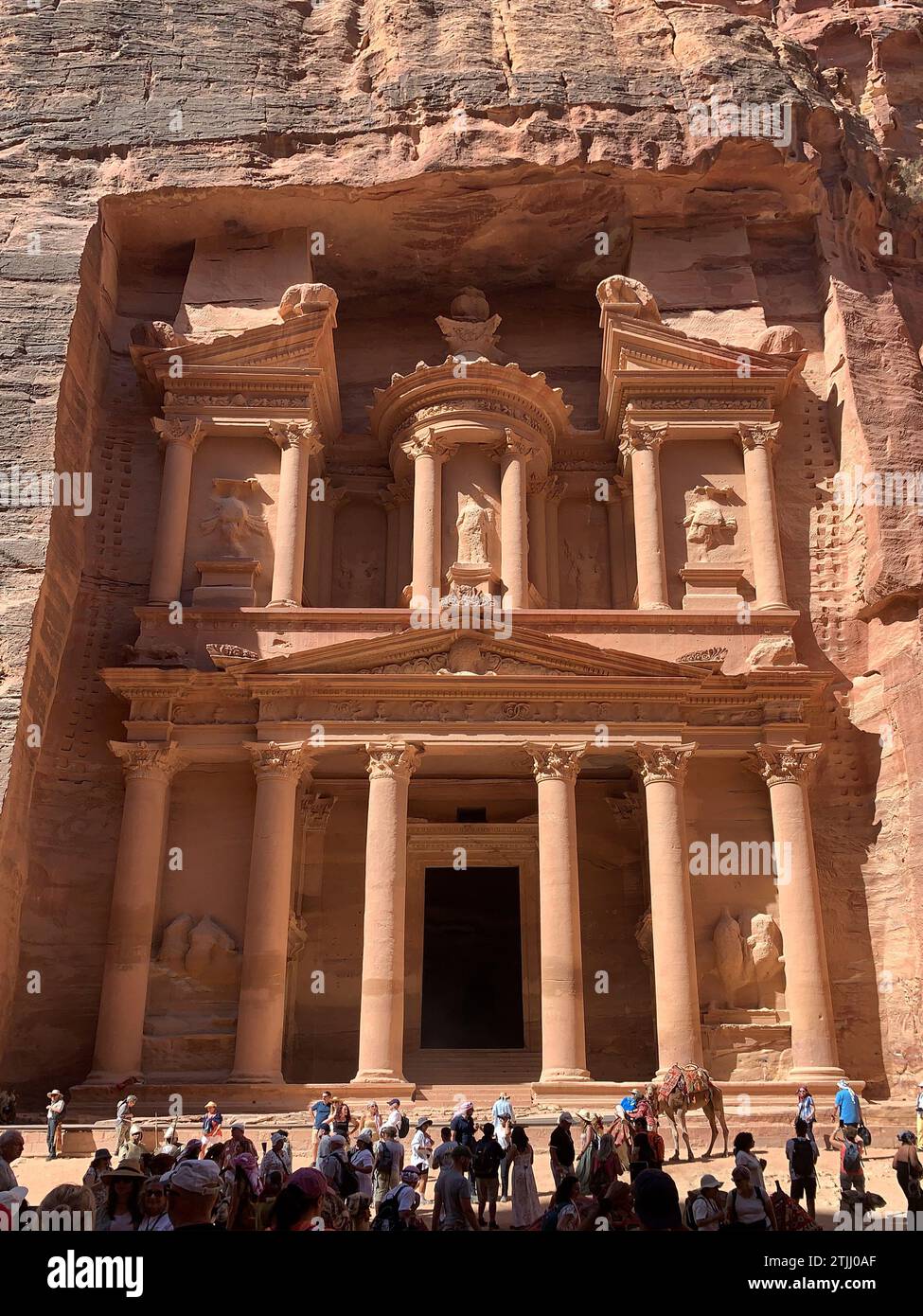 Tourists amass outside Al-Khazneh, 'The Treasury', aka Khazneh el-Far ...