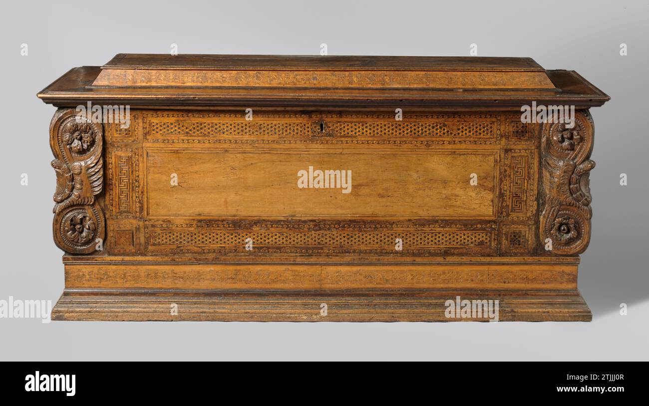 Hollow plinth hi-res stock photography and images - Alamy