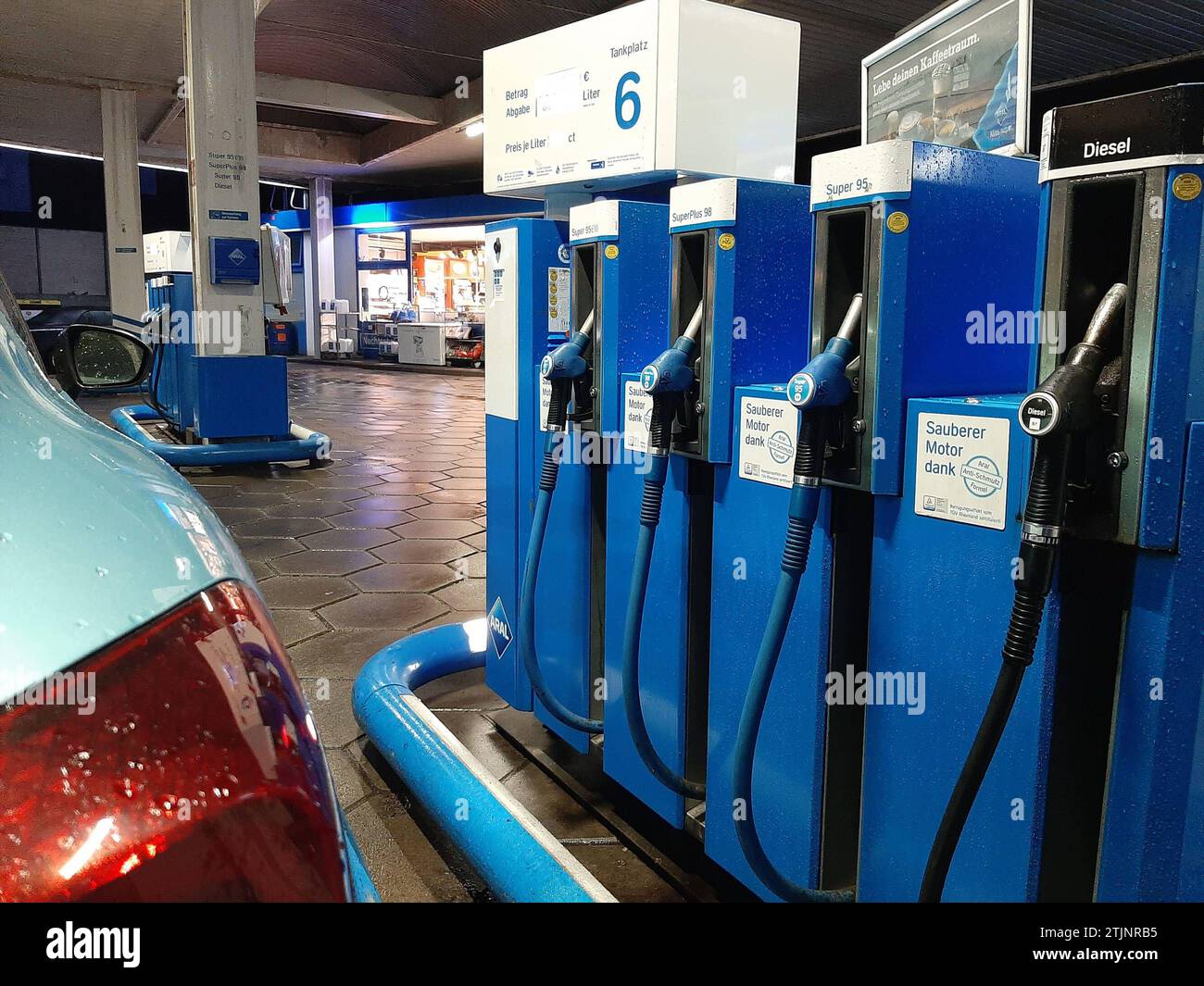 Auto an einer Tankstelle Hamburg Hamburg Deutschland *** Car at a gas ...