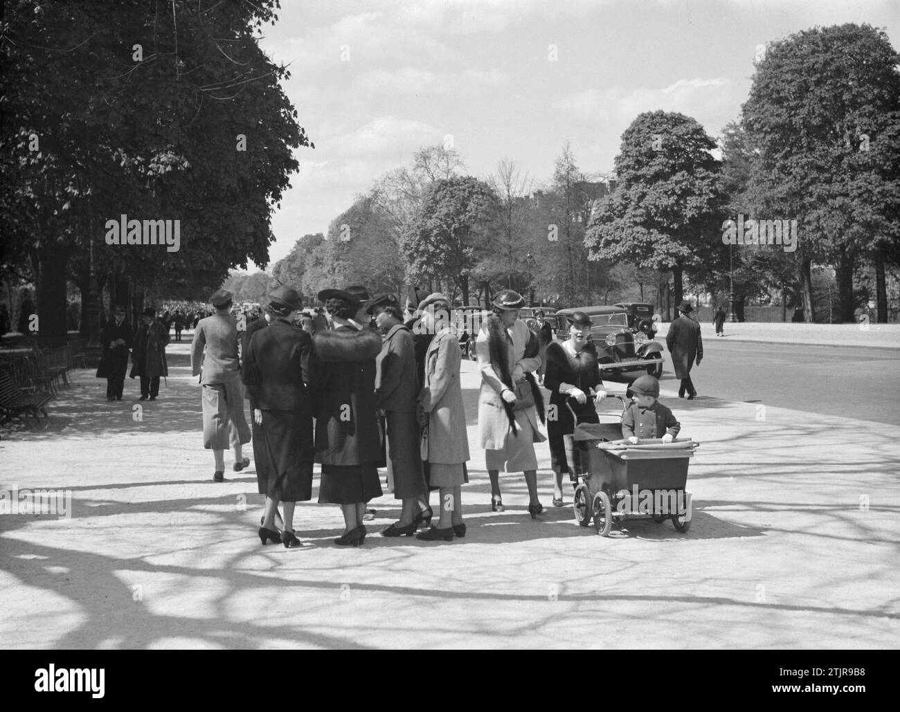 Paris street 1930s hi-res stock photography and images - Alamy