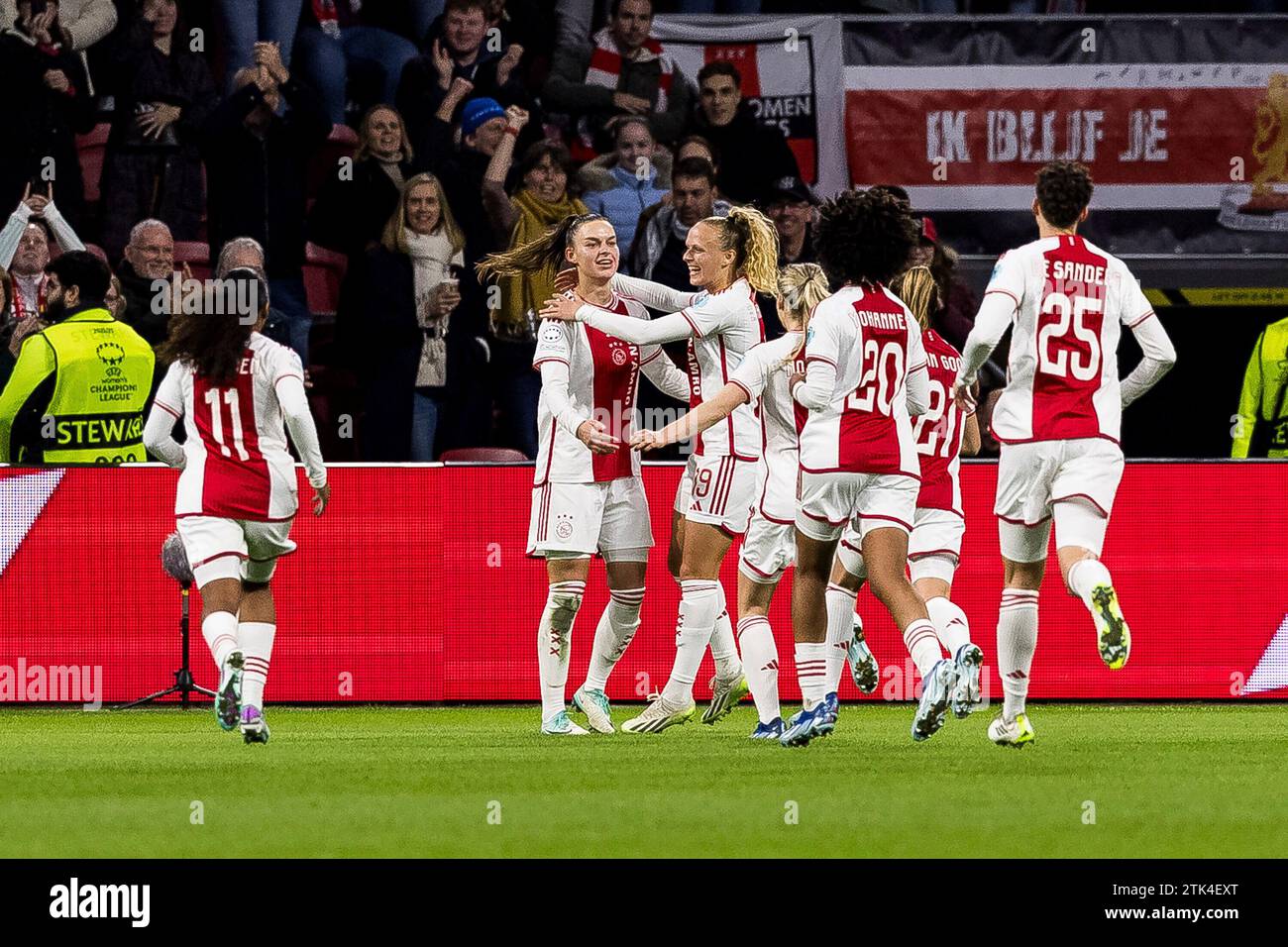 Jubel zum 1:0 durch Romee Leuchter (AFC Ajax, #7) UEFA Women?s Champions League: AFC Ajax - FC ...