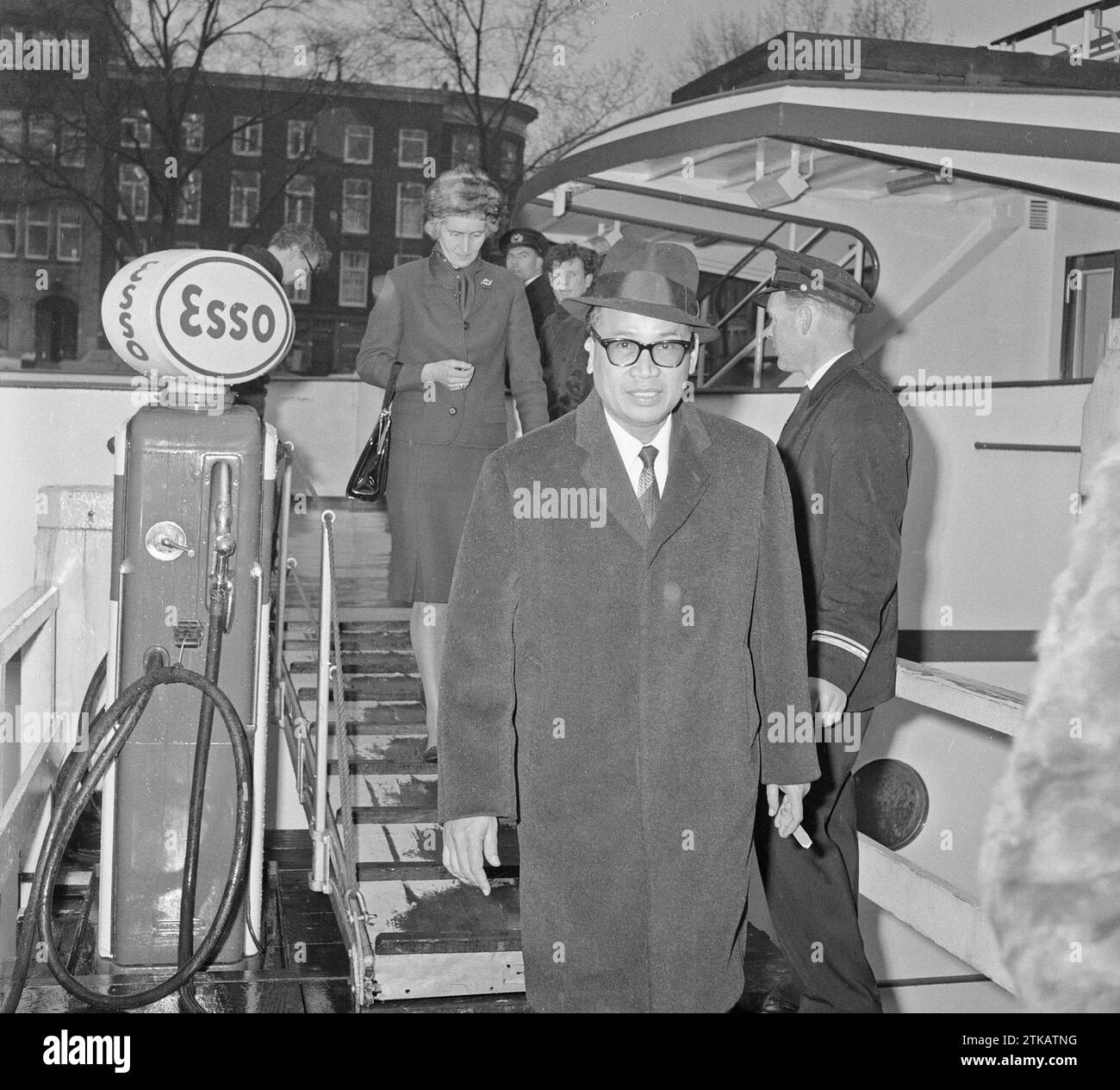 Minister Soebandrio in Rotterdam, farewell between Minister Soebandrio ...