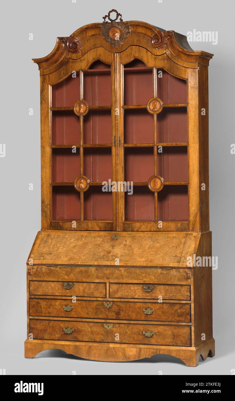 Bureau with medallions of Princess Wilhelmina van Pruisen and her three ...