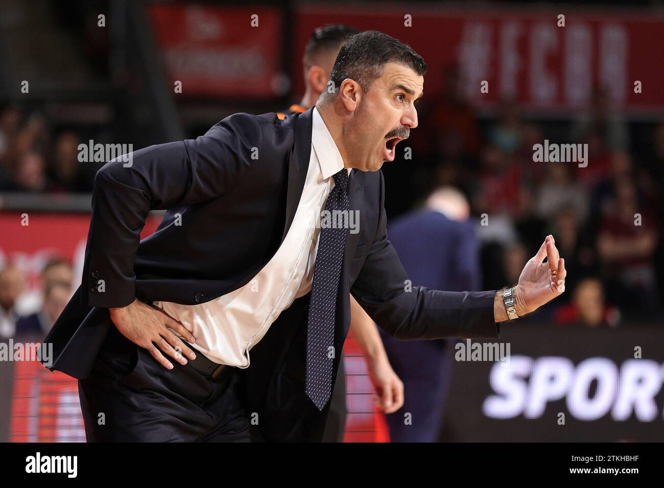 Erdem Can (Anadolu Efes Istanbul, Cheftrainer) gibt Anweisungen. GER ...