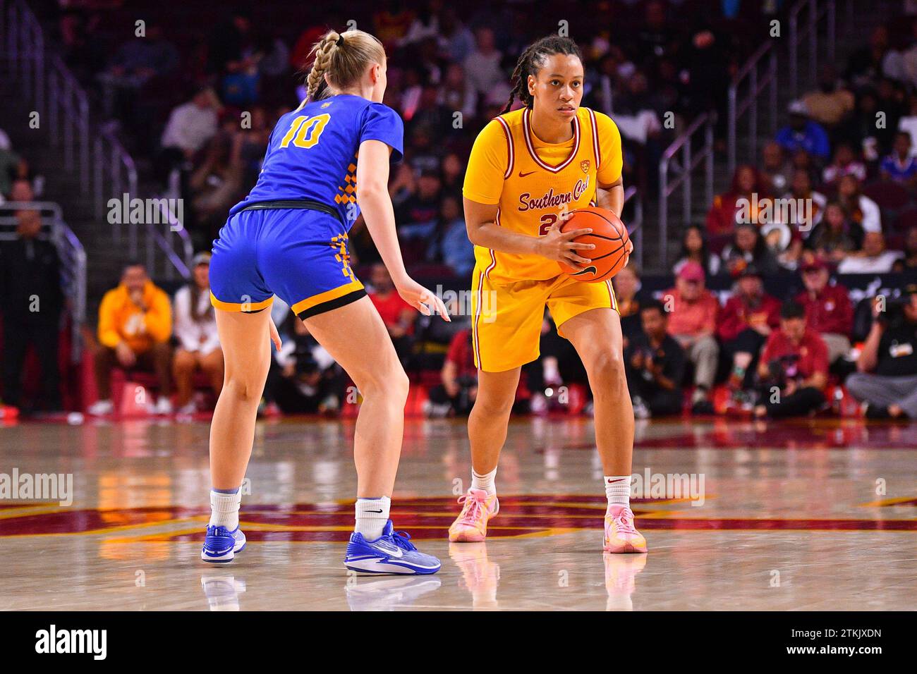 LOS ANGELES, CA - DECEMBER 10: USC Trojans guard McKenzie Forbes (25 ...