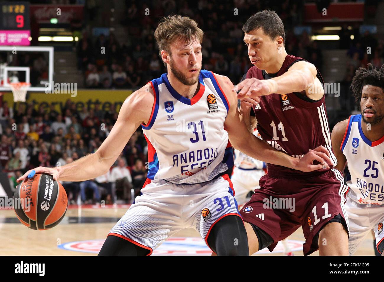 Vladimir Lucic (Bayern Basketball, #11) blockt Mike Daum (Anadolu Efes ...