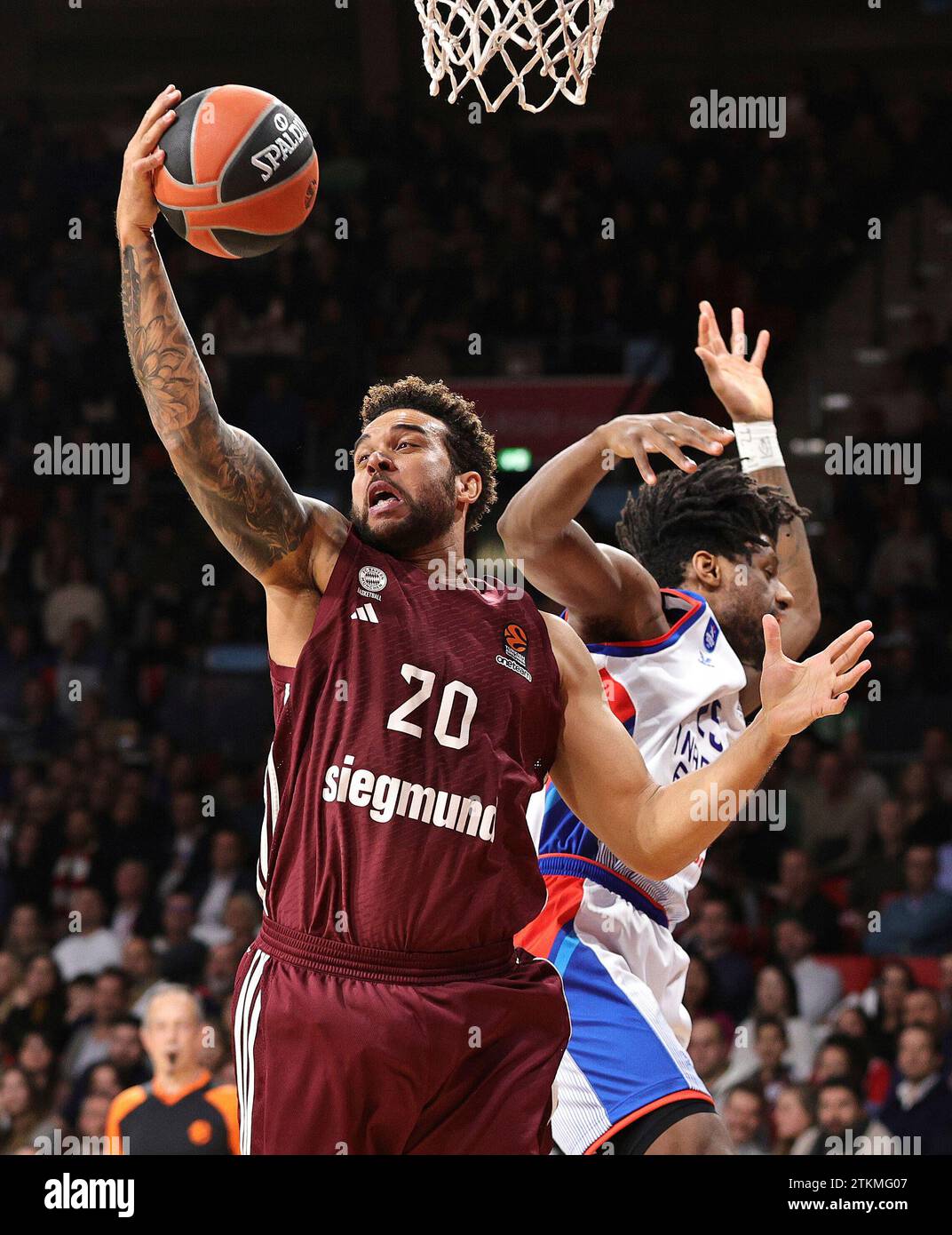 Elias Harris (Bayern Basketball, #20) foult Dan Oturu (Anadolu Efes ...