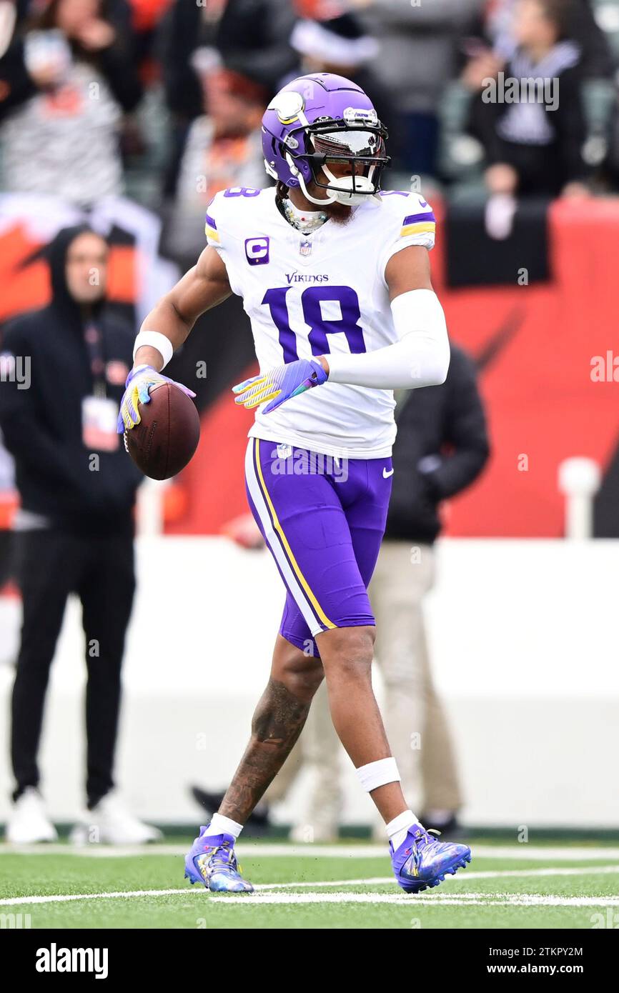 Minnesota Vikings wide receiver Justin Jefferson (18) warms up before ...