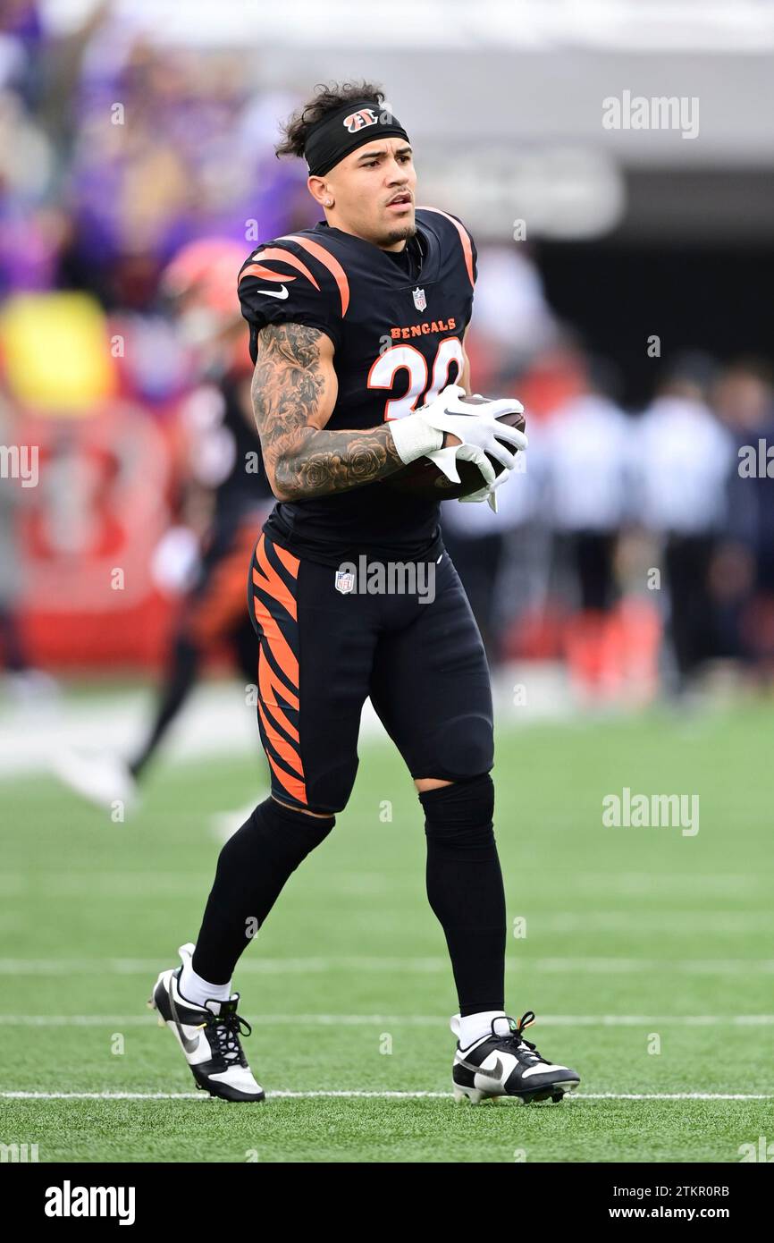 Cincinnati Bengals running back Chase Brown (30) warms up before an NFL ...