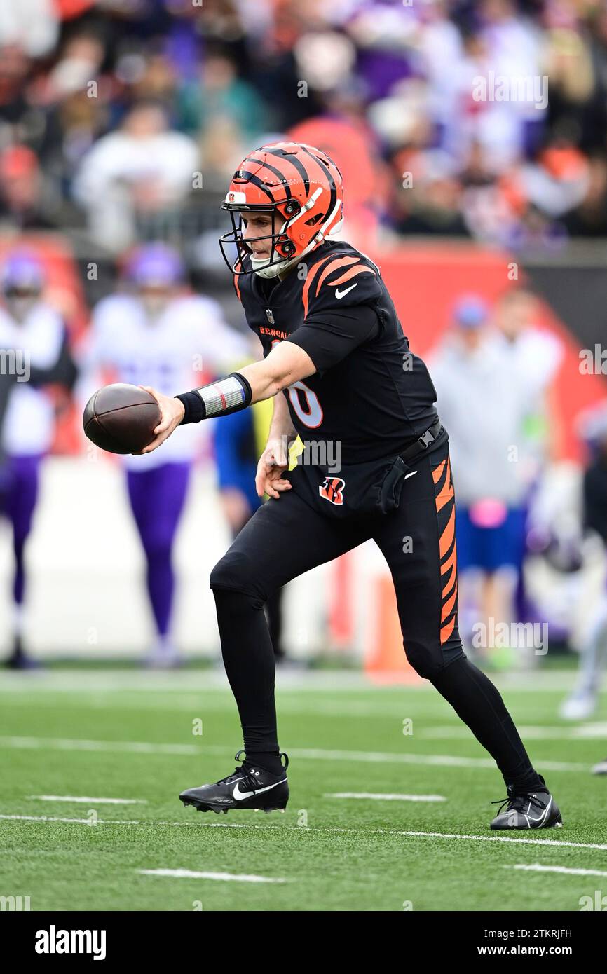 Cincinnati Bengals quarterback Jake Browning (6) hands off the ball ...
