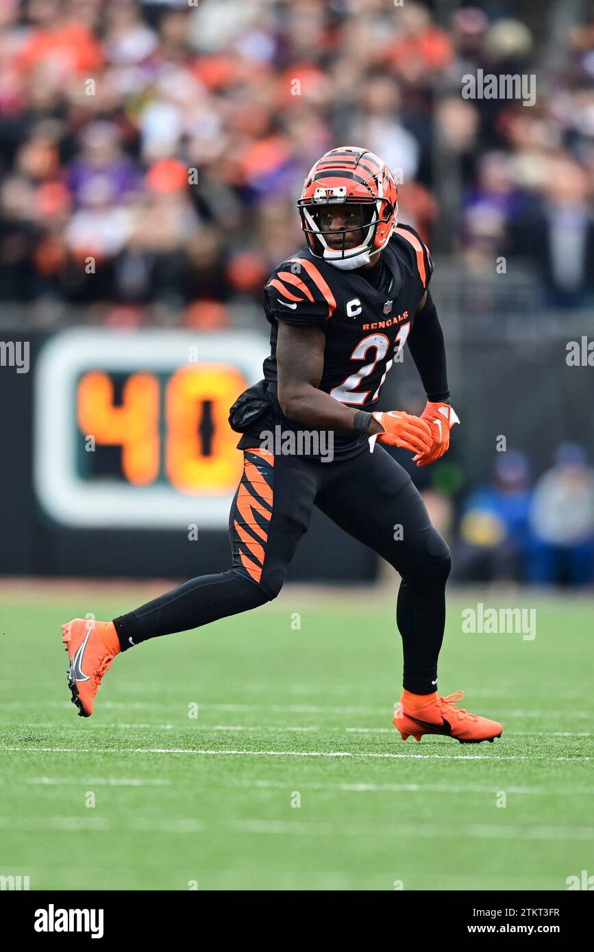 Cincinnati Bengals cornerback Mike Hilton (21) runs for the play during ...