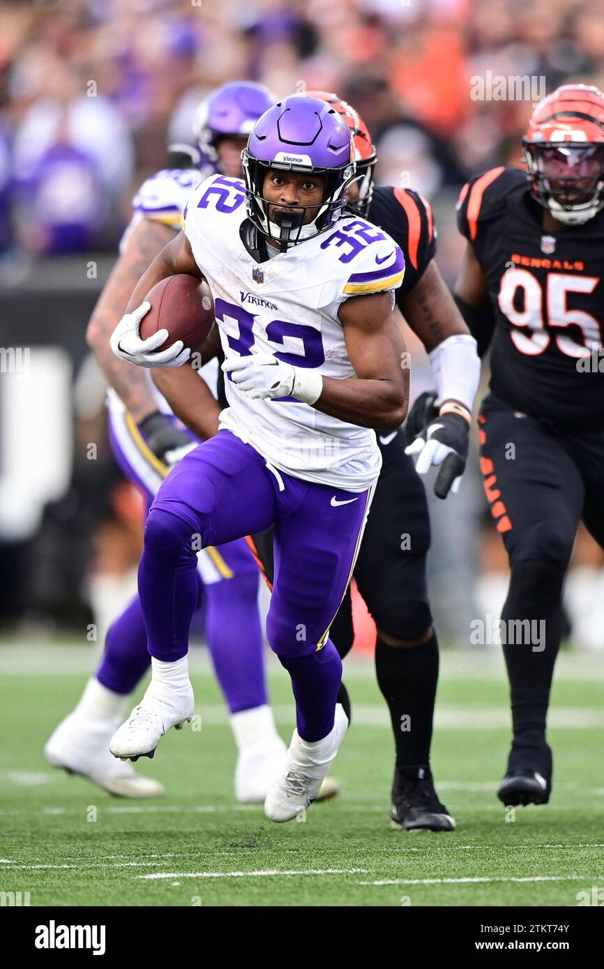 Minnesota Vikings running back Ty Chandler (32) carries the ball during ...