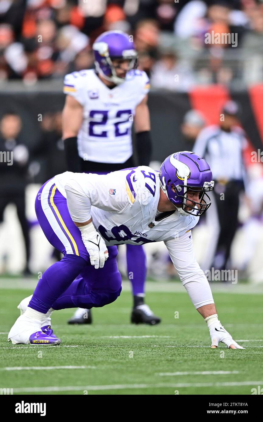 Minnesota Vikings defensive tackle Harrison Phillips (97) lines up for ...