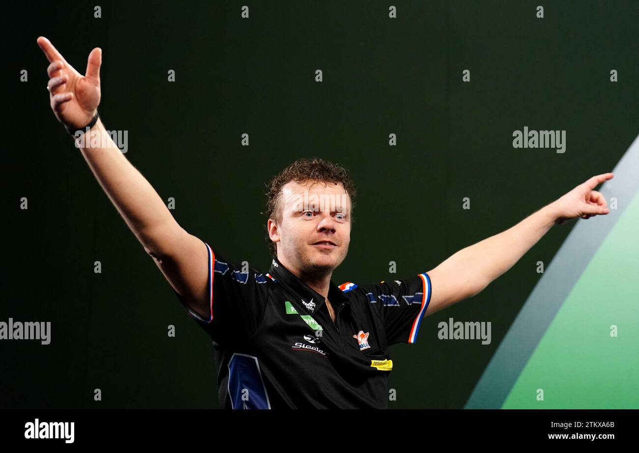 Richard Veenstra walks out to play Ben Robb (not pictured) on day six ...