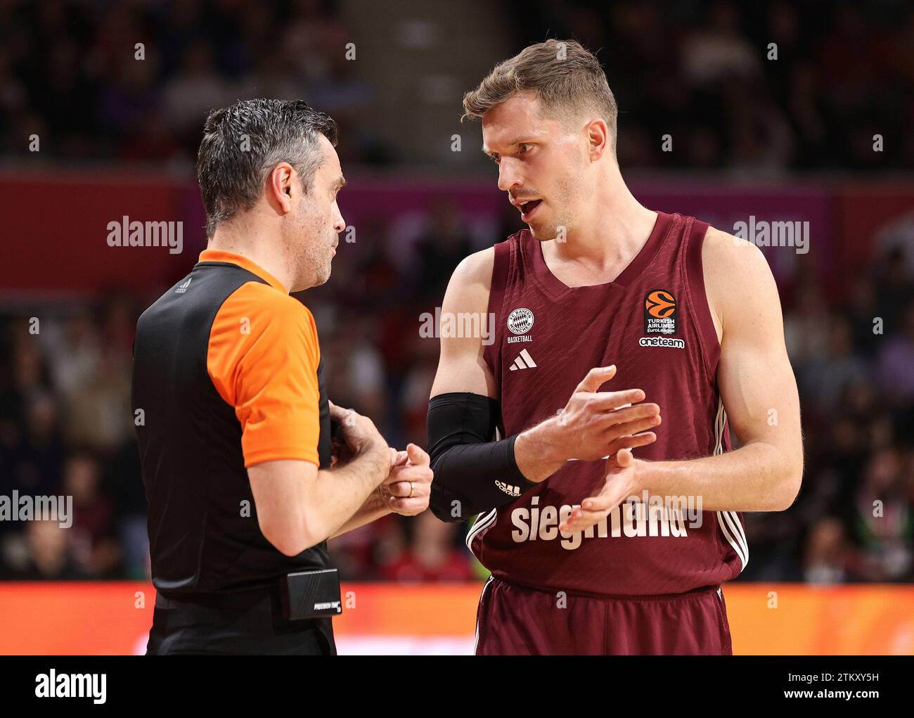 Andreas Obst (Bayern Basketball, #13) im Gespraech mit dem ...