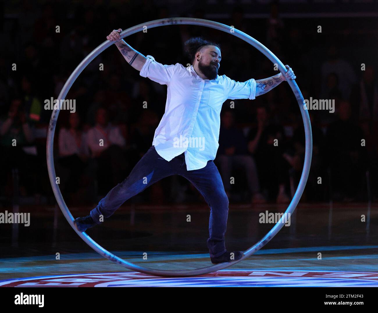 Halbzeitshow von Gabriel Drouin mit seinem Cyr Wheel. GER, FC Bayern ...