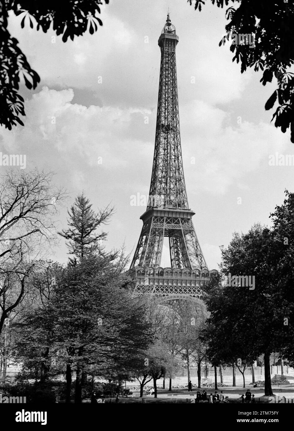 Paris 1930s eiffel hi-res stock photography and images - Alamy