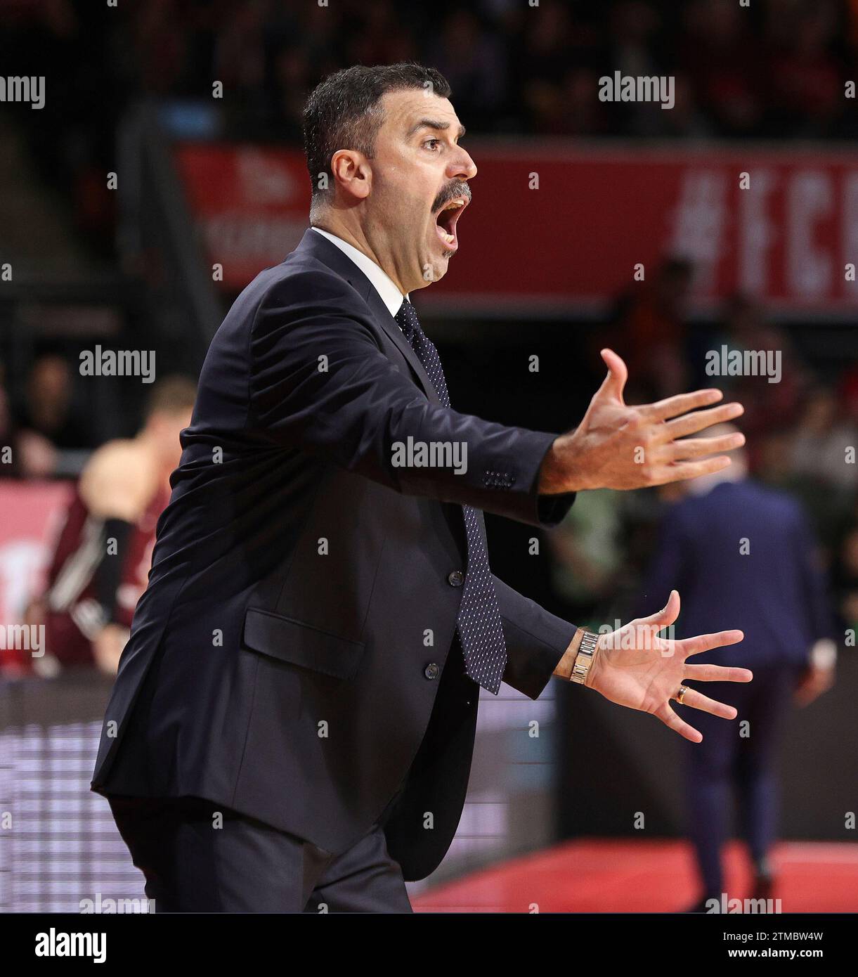 Erdem Can (Anadolu Efes Istanbul, Cheftrainer) gestikuliert. GER, FC ...