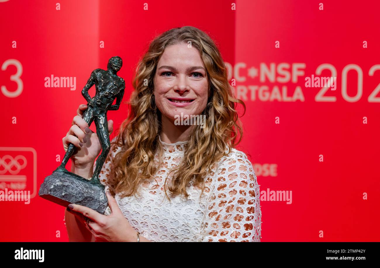 UTRECHT - Paraport Woman of the Year Diede de Groot with her prize ...