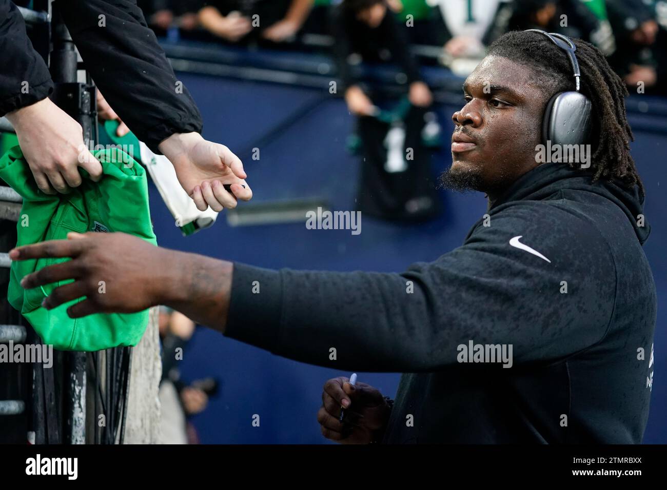 Philadelphia Eagles defensive tackle Jordan Davis signs autographs ...