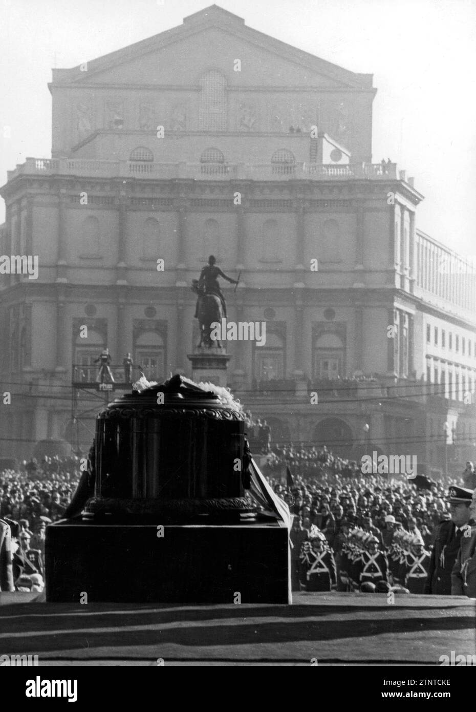 11/23/1975. Mortal remains of Francisco Franco in the ceremony ...