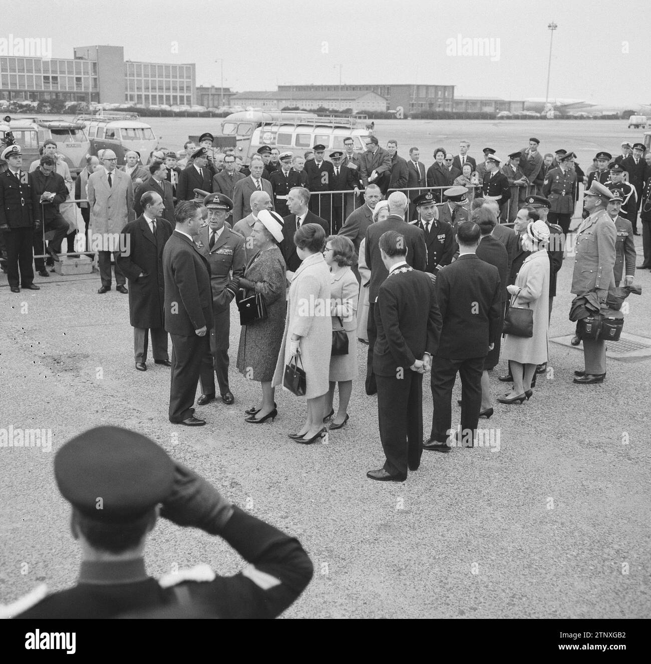 Prime Minister Marijnen in conversation with Queen Juliana and Prince ...