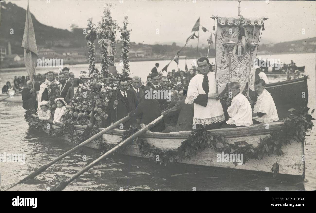 05/31/1919. In Pasajes Bay. Trainer driving the image of the baby Jesus ...