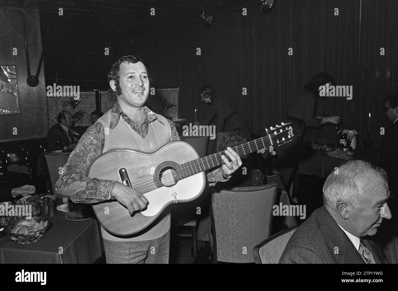 Troubadour singing and playing a guitar in Esso Motor Hotel ca ...