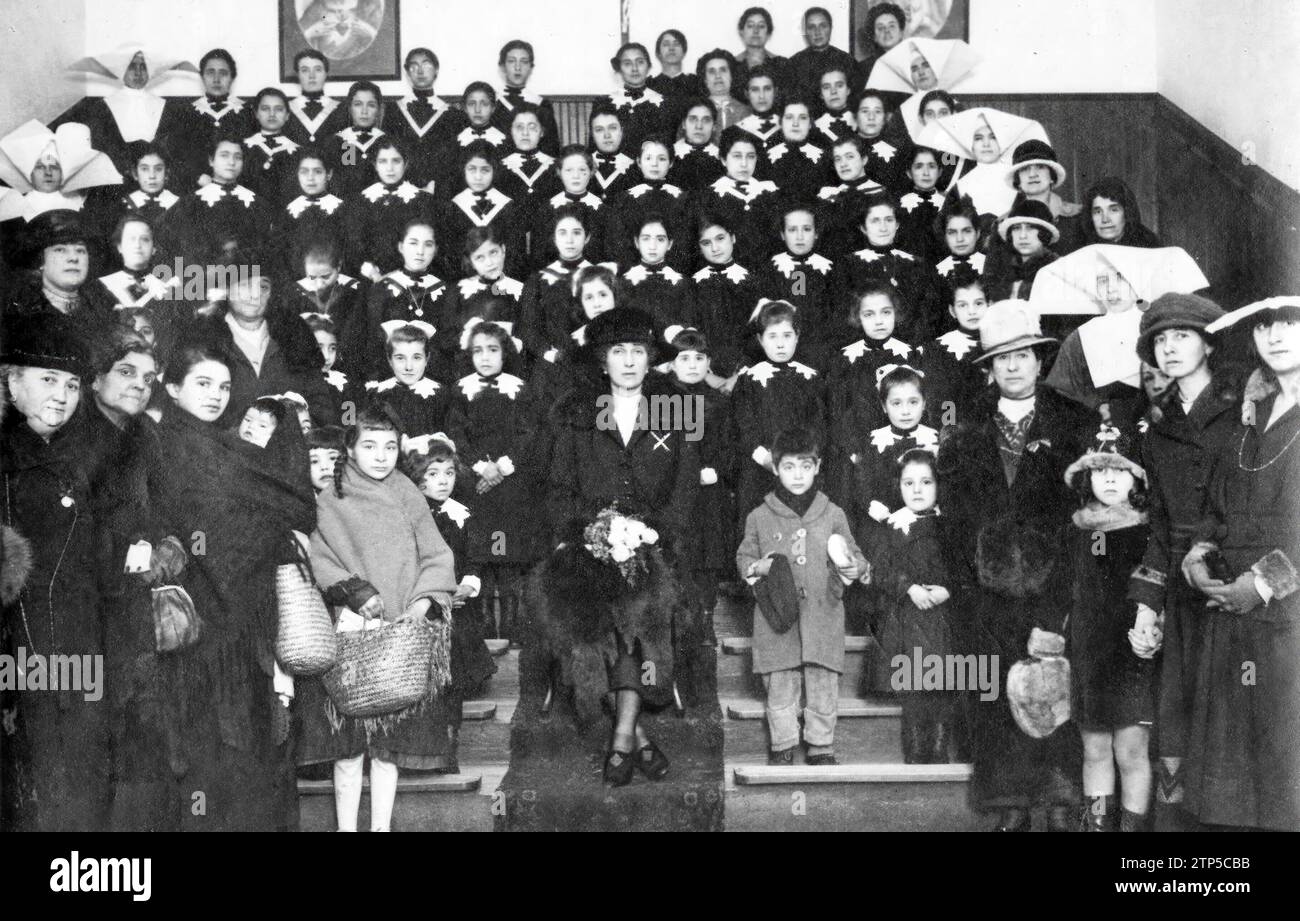 01/26/1919. Madrid. In the house of mercy of Saint Elizabeth. HM Queen ...
