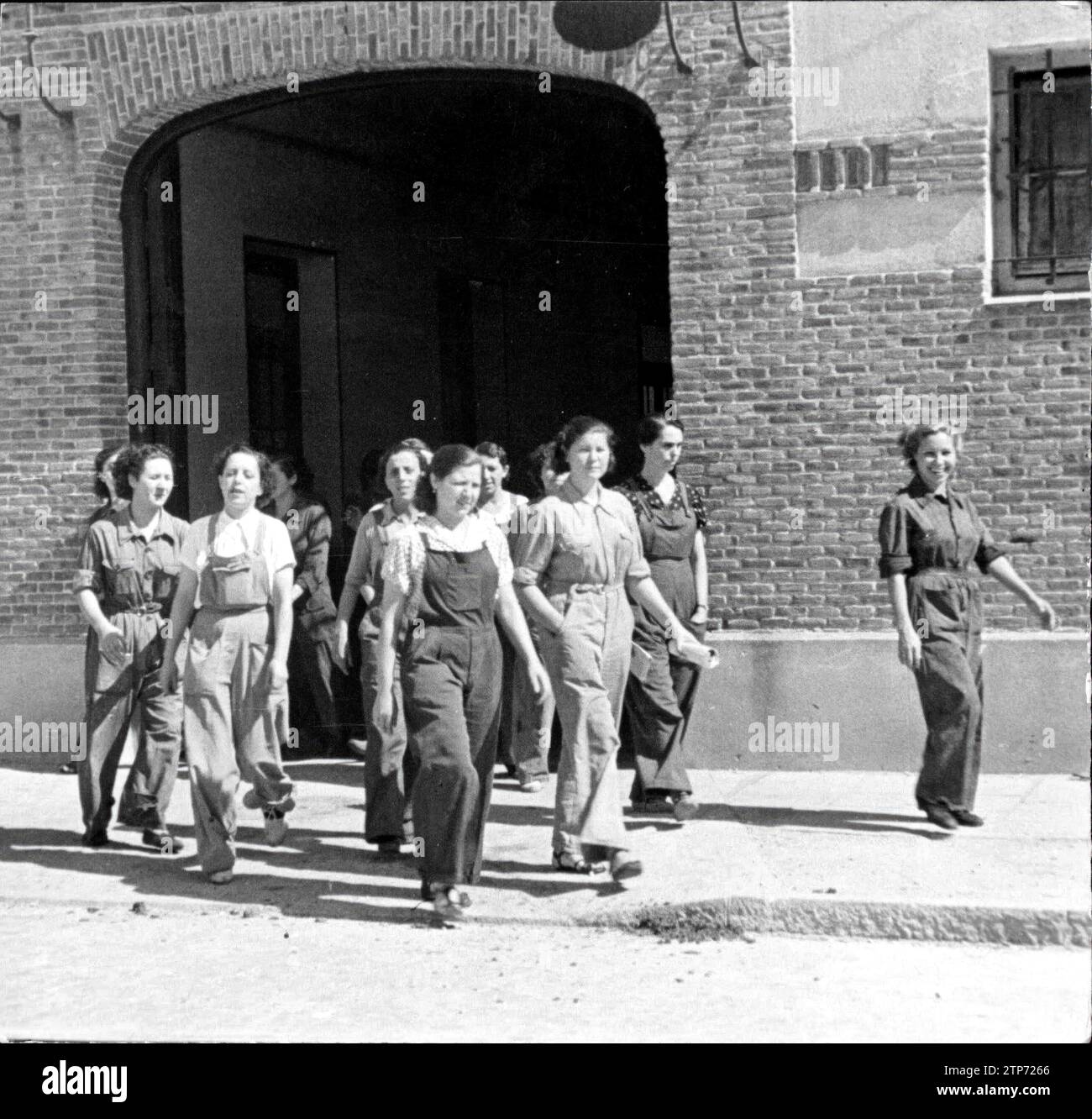 06/30/1938. Women Professionally Training for Drivers at the CNT ...