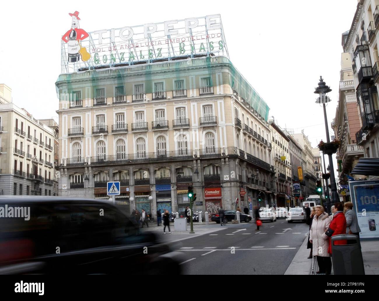 Madrid, 01/21/2010. Mythical building of the Puerta del Sol with the ...