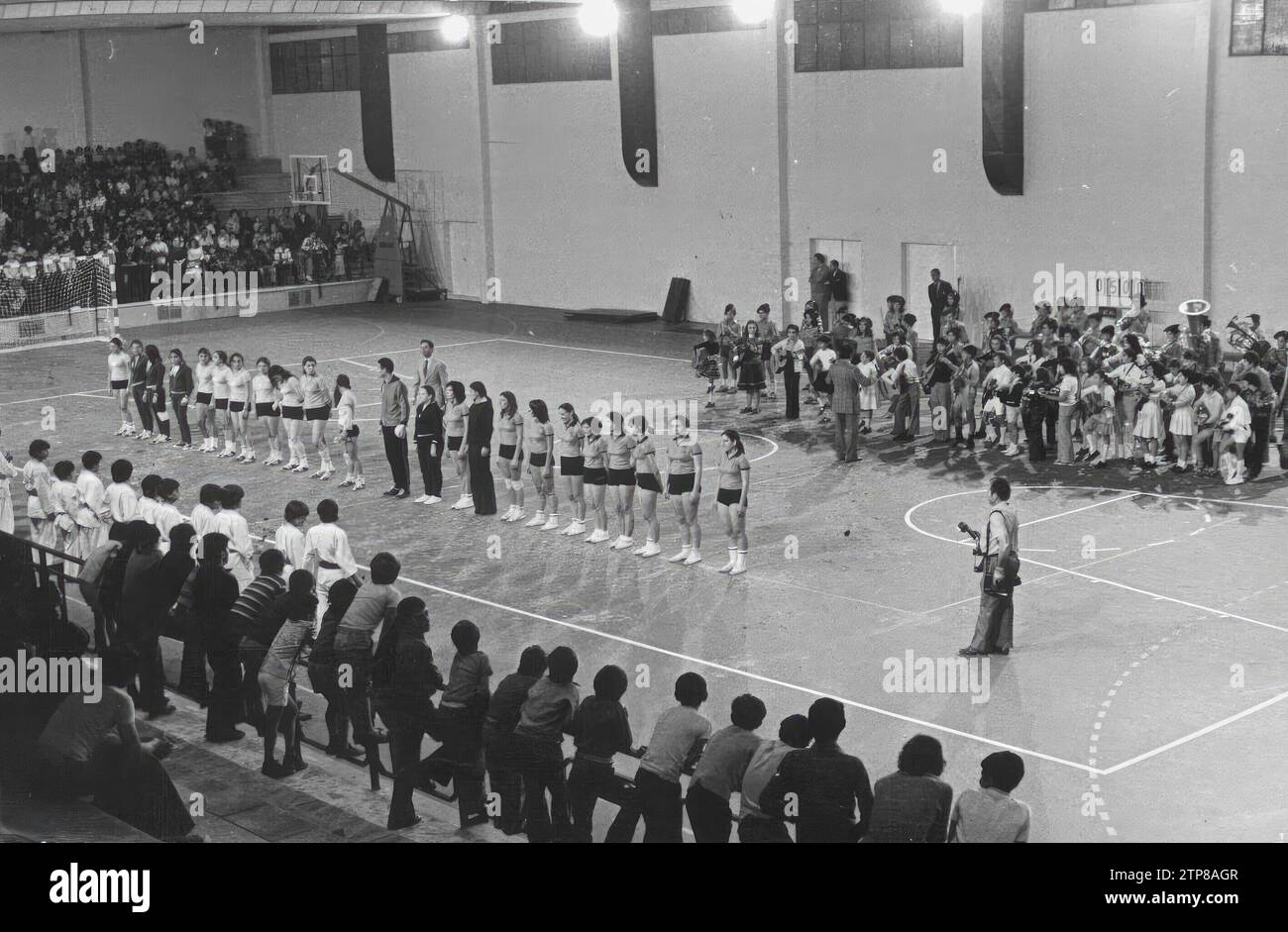 09/30/1975. Inauguration of the new indoor sports complex in Leganés ...